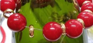 Collar y pulsera de pepas rojas, así la puedes hacer - Niracraft